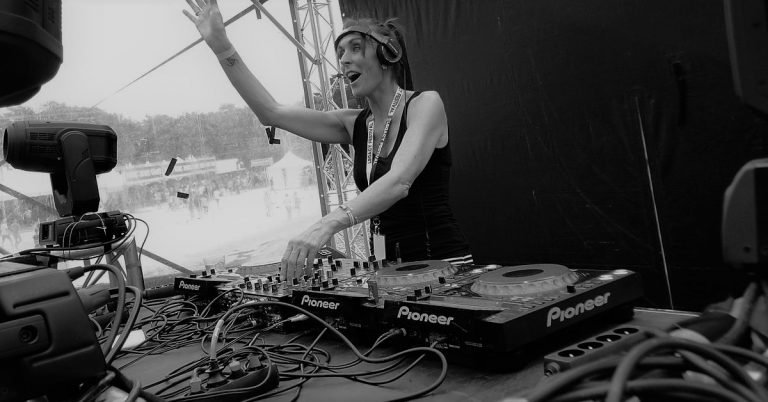 DJ Sandy vs Housetrap - Overdrive (Ariel Remix) (2000) - EDMclassics